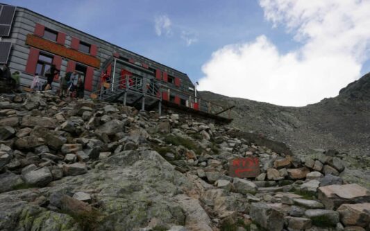 Rysy od strony słowackiej. Dojazd, parking, szlaki na szczyt.